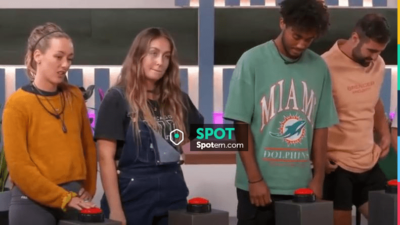 Mitchell & Ness Vintage Bulls Arch Crop Tee Washed Black worn by Gabbie ...