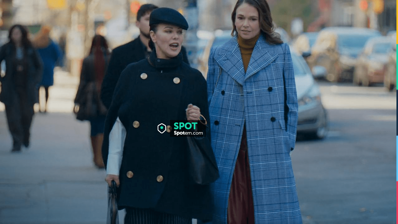 Loewe Double Breasted Wool Cape porté par Maggie Amato (Debi Mazar) vu ...