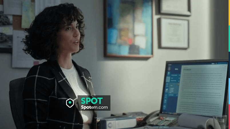 Blazer de smoking à rayures rouges Smythe porté par Amelia Salazar ...