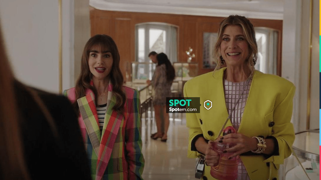 Manteau en laine Dolce & Gabbana avec boutons contrastants porté par ...