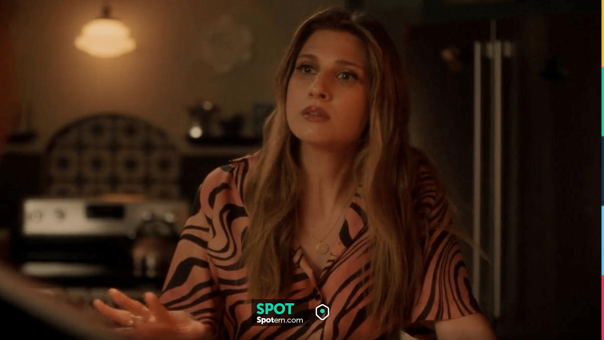 Sandro Ines Zebra Print Camisa de seda de manga corta usada por Nomi ...