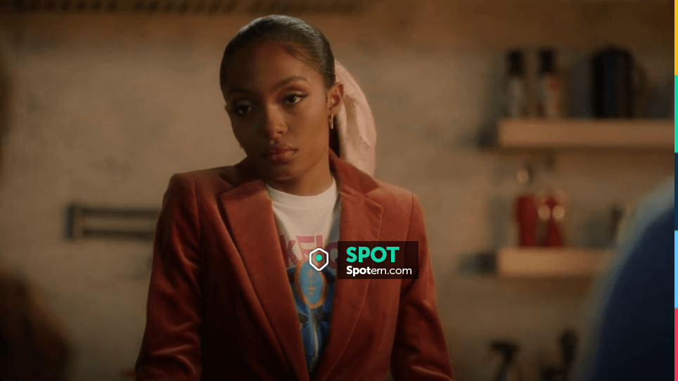 Camiseta gráfica de comida chatarra Pink Floyd usada por Zoey Johnson ...