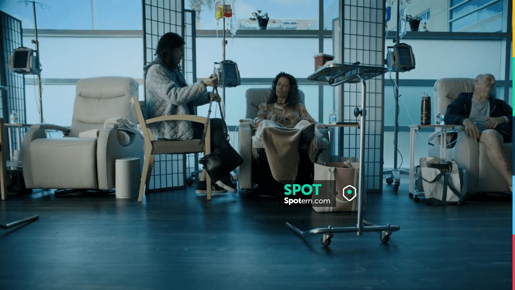 Rothys Essential Tote worn by Ellie (Erica Gimpel) as seen in Anne Rice ...