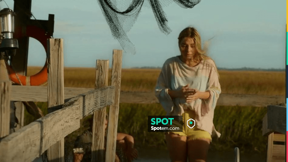 Daze Den­im Dis­tressed Short worn by Sarah Cameron (Madelyn Cline) as ...