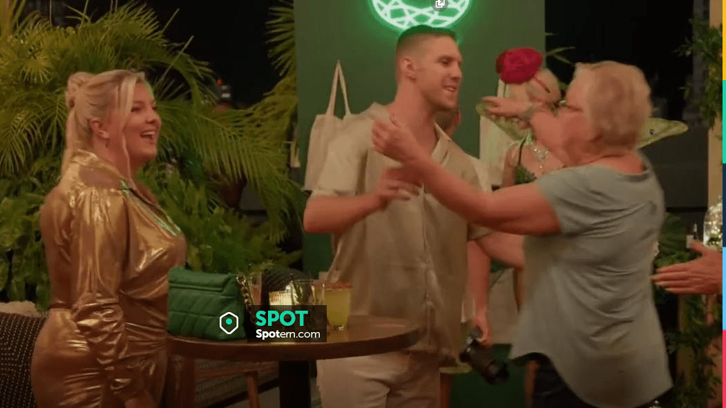 Zara Quilted Shoulder Bag With Chain worn by Chloe Trautman as seen in ...