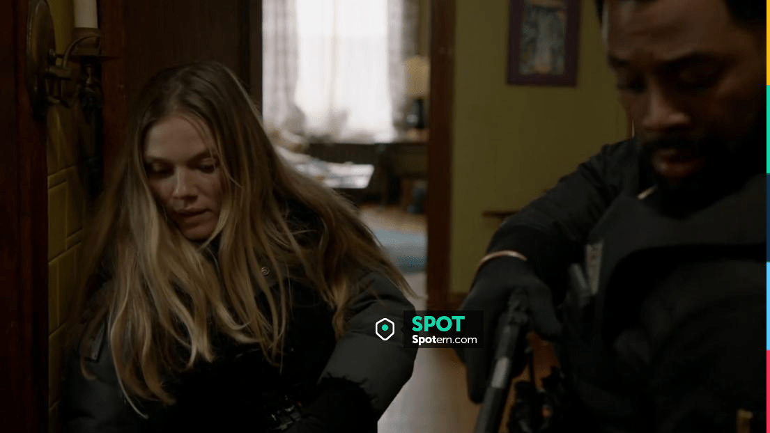 Veste Nini grise de Outdoor Survival Canada portée par Hailey Upton ...