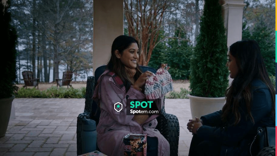 Chaqueta de parka usada por Padma Devi (Aneesha Joshi) como se ve en ...