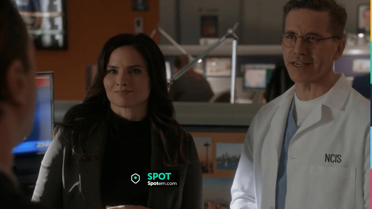 Anne Klein Short-Sleeve Mock-Neck Top worn by Jessica Knight (Katrina ...