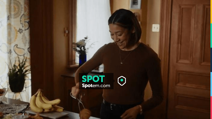 Pull Theory Crewneck porté par Sarah Truong (Mayko Nguyen) vu dans ...