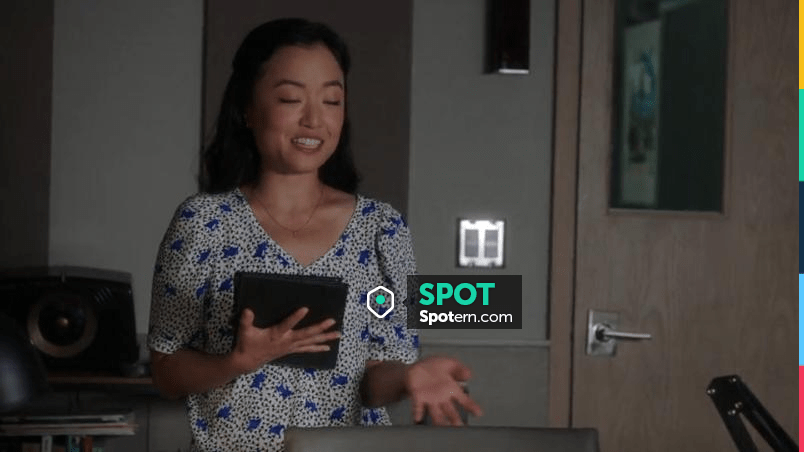 Top en crêpe imprimé Maje avec Shirring porté par Ashley Morales ...