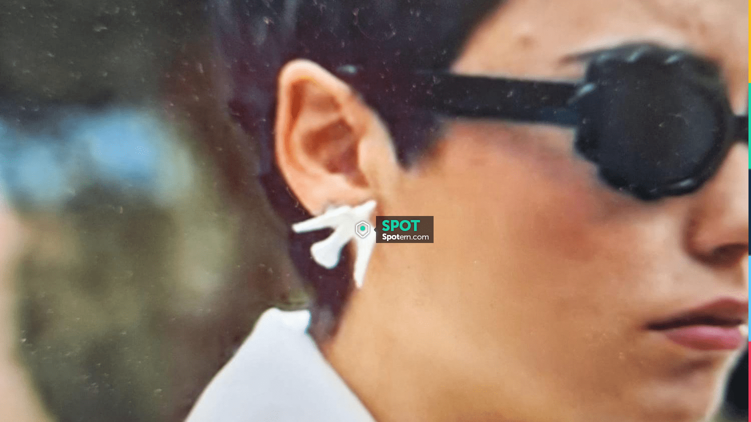 The white bird earrings Andres Gallardo worn by Ari Blanco (Carla Díaz ...