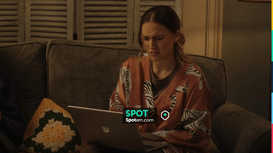 H&M Satin Bathrobe worn by Ashley (Rosa Robson) as seen in Buffering ...