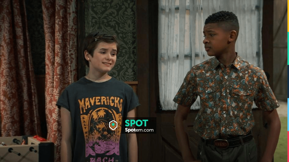 Girl Dangerous Mavericks Beach Cut Boyfriend Tee porté par Winnie ...