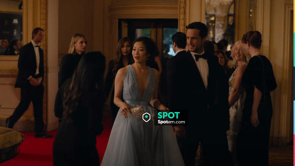 Jimmy Choo Ellipse Clutch usado por Ingrid Yun (Arden Cho) como se ve ...