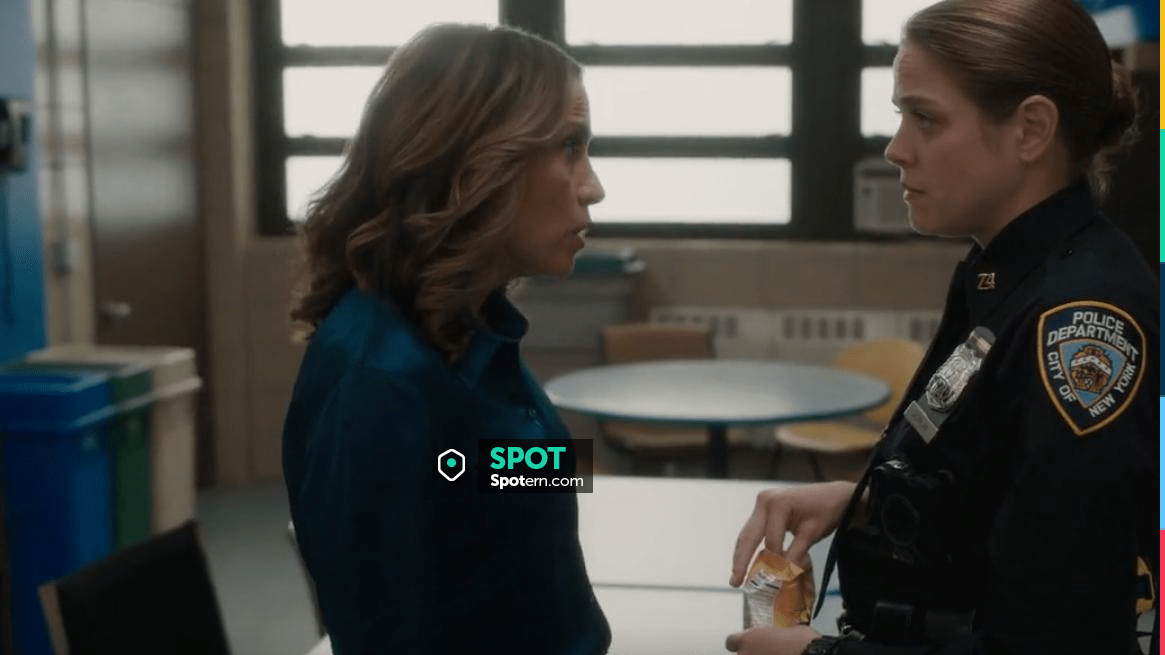 La blouse de l’Agence Tyler portée par la détective Crystal Morales ...