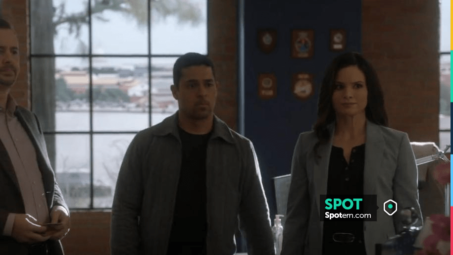 The Limited Col­lared Blaz­er worn by Jessica Knight (Katrina Law) as ...