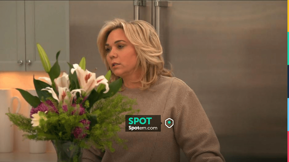 Varley Ar­leta Rib Knit Sweat­shirt worn by Julie Chrisley as seen in ...