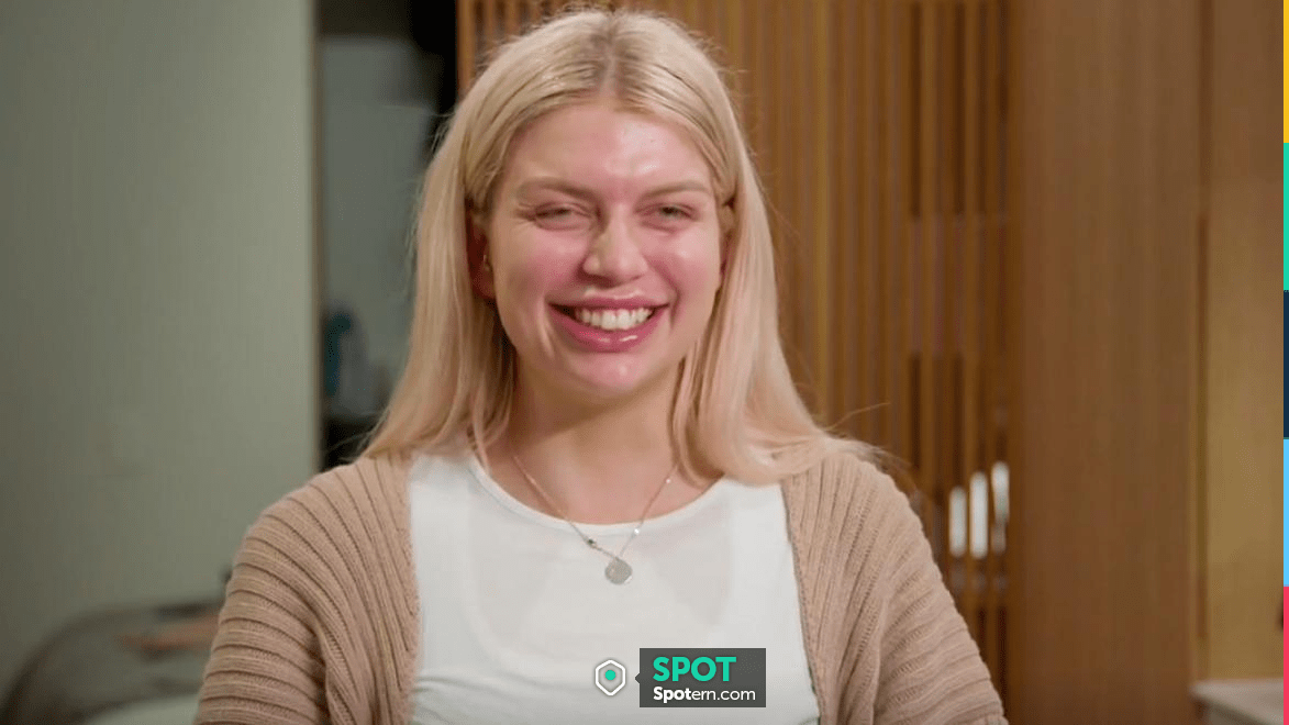 Sportsmans Wareh Mus­cle Re­pub­lic Struc­ture Sport Bra worn by as ...