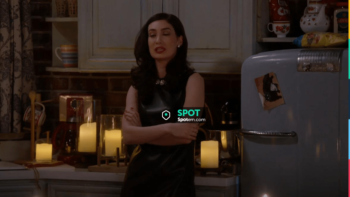 Alice + Olivia Coley Robe en similicuir à décolleté embellie portée par ...