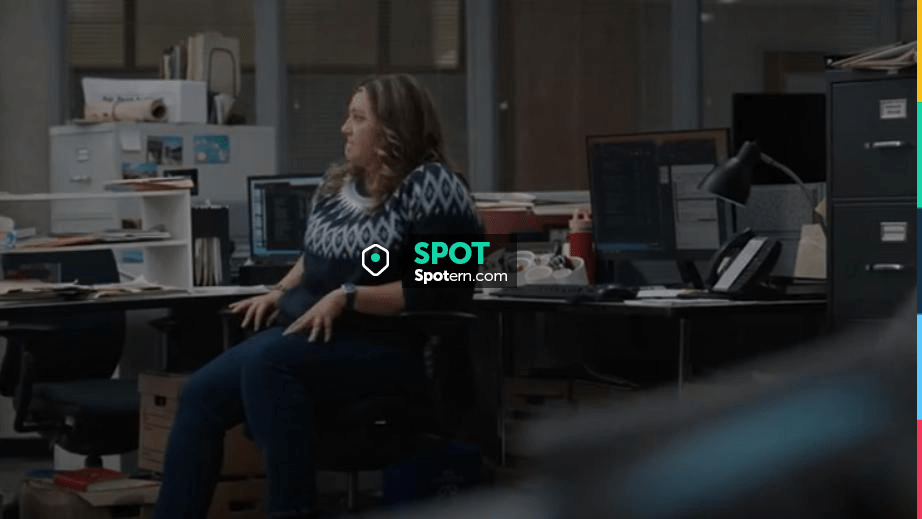 Old Navy Fair Isle Cozy Shak­er­stitch Pullover worn by Claire Muncy ...