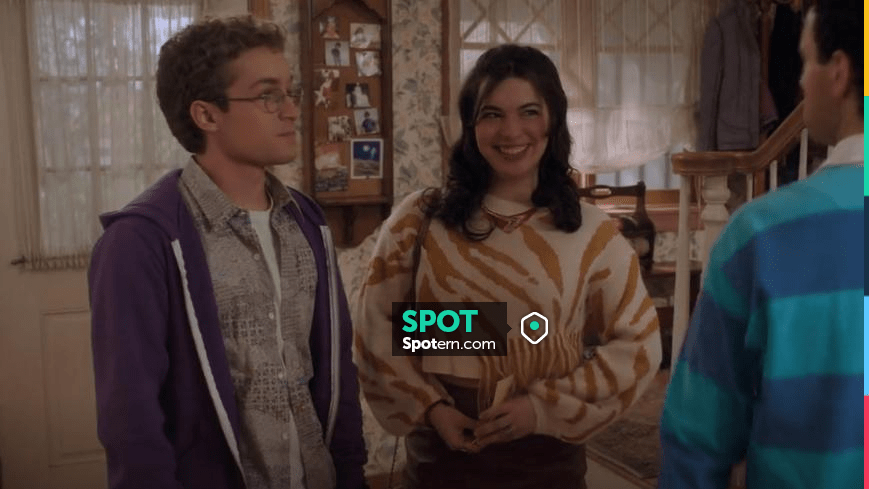 Pull à franges zèbres Zara porté par Carmen (Isabella Gomez) comme on le voit dans The Goldbergs ...