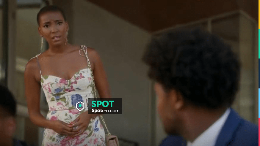 Robe Kourtney de la Réforme portée par Simone (Ashleigh Morghan) vue ...