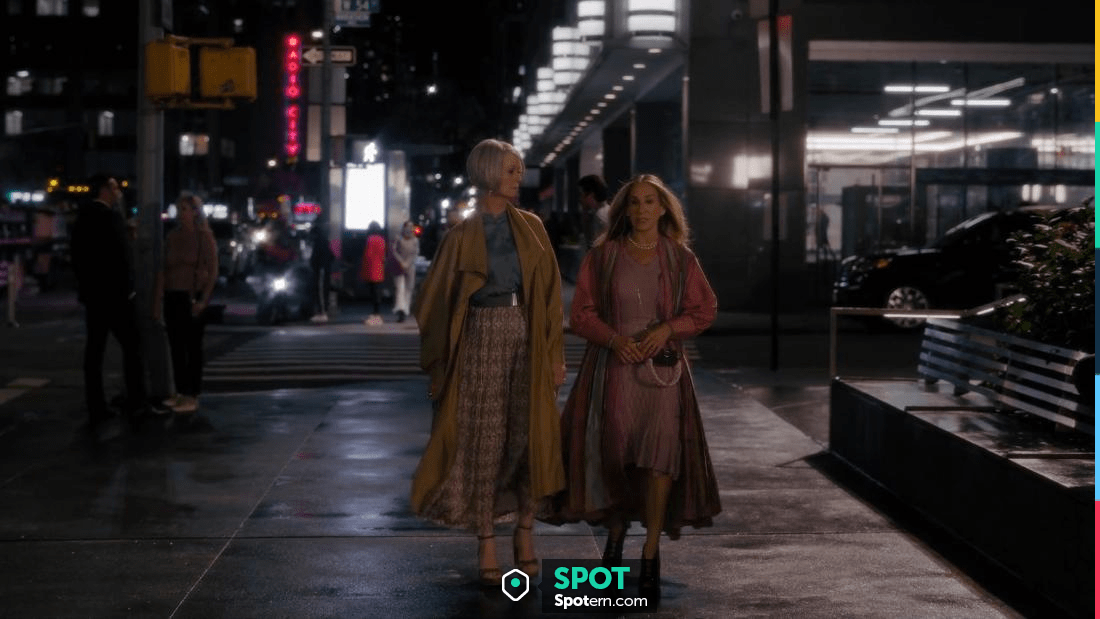 Gianvito Rossi Poppy 100 Suede Platform Sandals worn by Miranda Hobbes ...