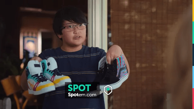 Zapatillas Vans sostenidas por Brian Patrick Kamealoha (Wes Tian) en ...