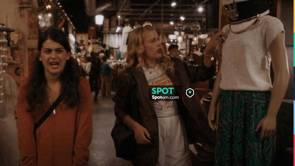 LaMarque Felina Blazer worn by Darby (Busy Philipps) as seen in Single ...