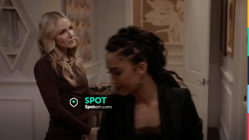 Veronica Beard Tristana Robe midi asymétrique froncée portée par Laura ...