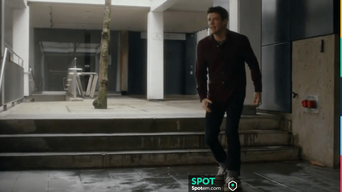 Vans Old Skool Low-top Sneak­ers worn by Barry Allen (Grant Gustin) as ...