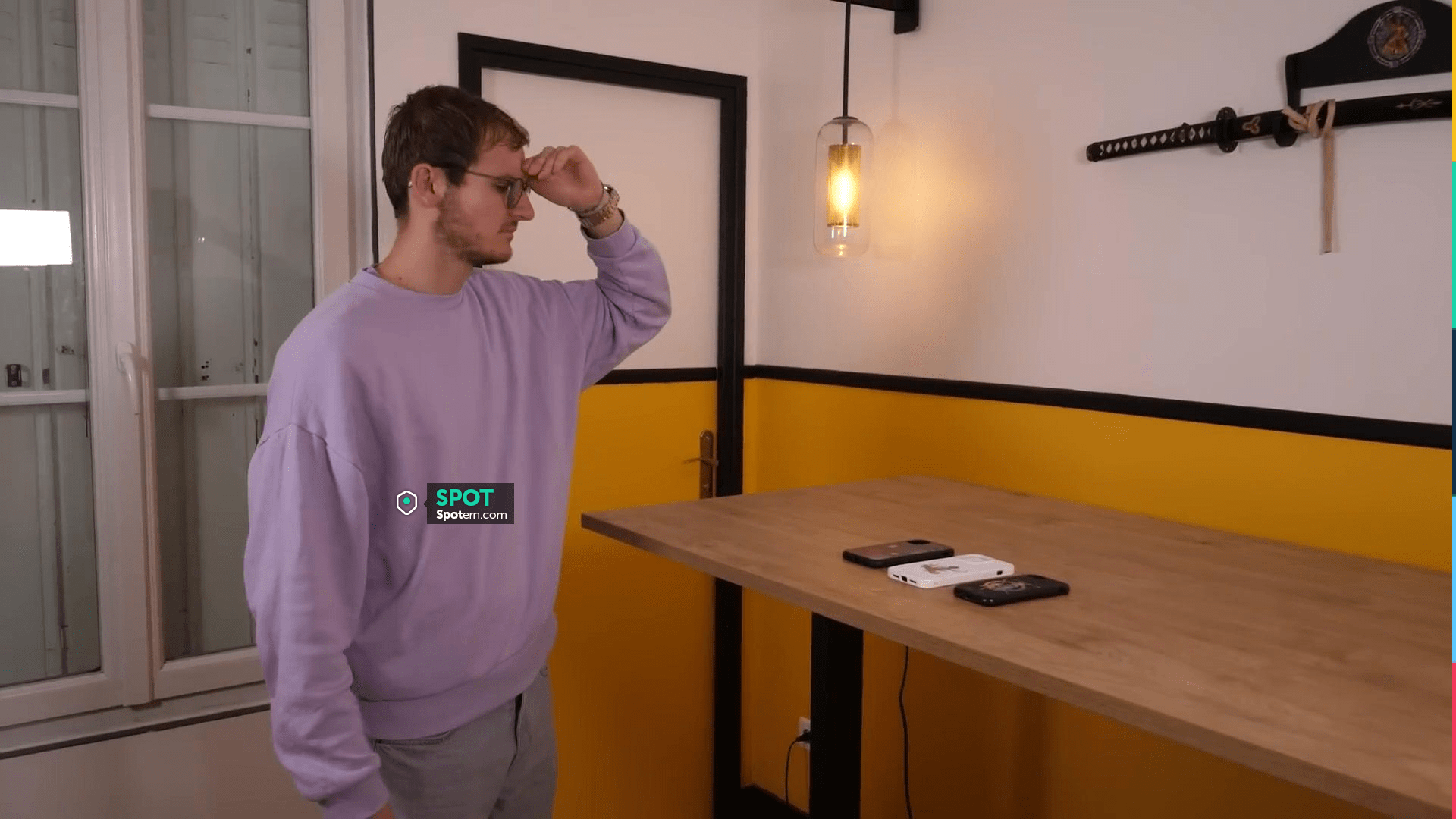 Le pull mauve de Lucas Studio dans sa vidéo Le premier qui trouve le vrai objet le gagne ...