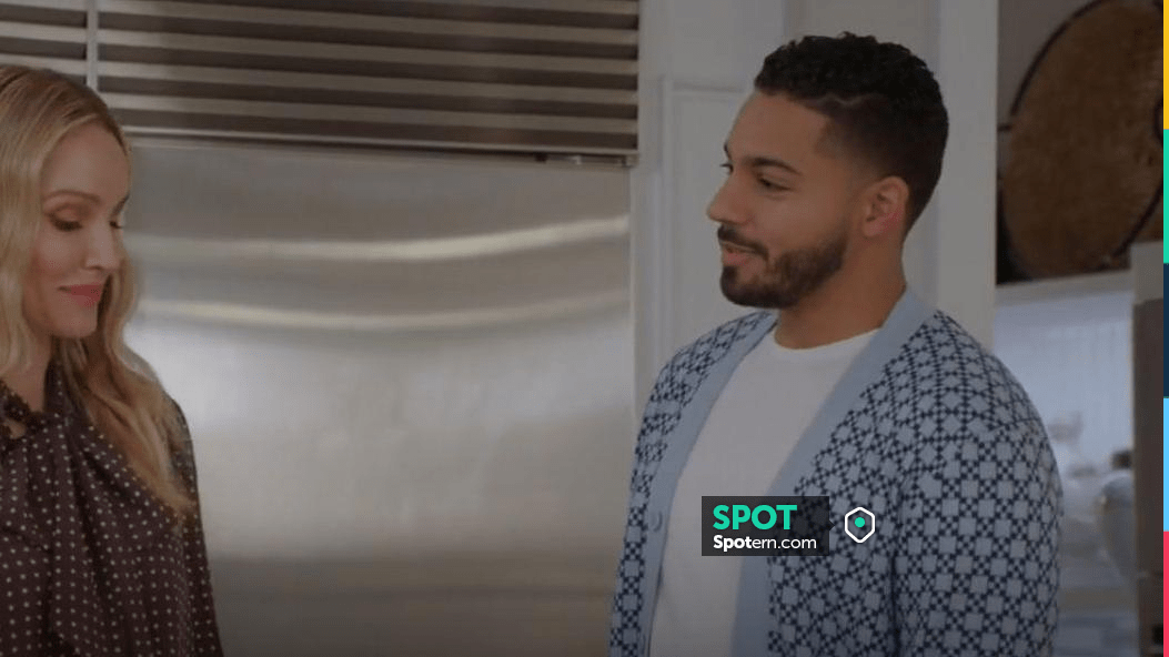 Sandro Cross Cardigan porté par Jordan Baker (Michael Evans Behling) vu ...