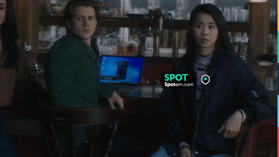 H&M Long Sleeved Cropped Top worn by Georgia 'George' Fan (Leah Lewis ...