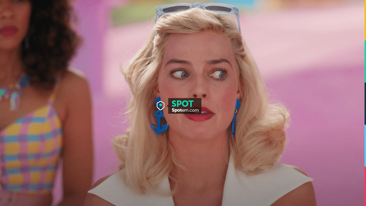 Boucles d’oreilles d’ancrage en bleu portées par Barbie (Margot Robbie) dans la garde-robe de ...