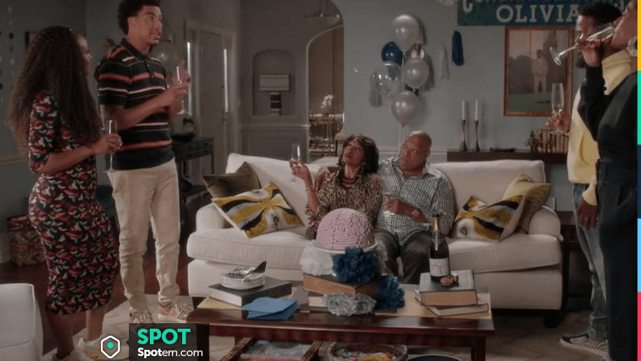 Nike Air Max 90 SE Princess Charming Sneakers worn by Olivia Lockhart ...