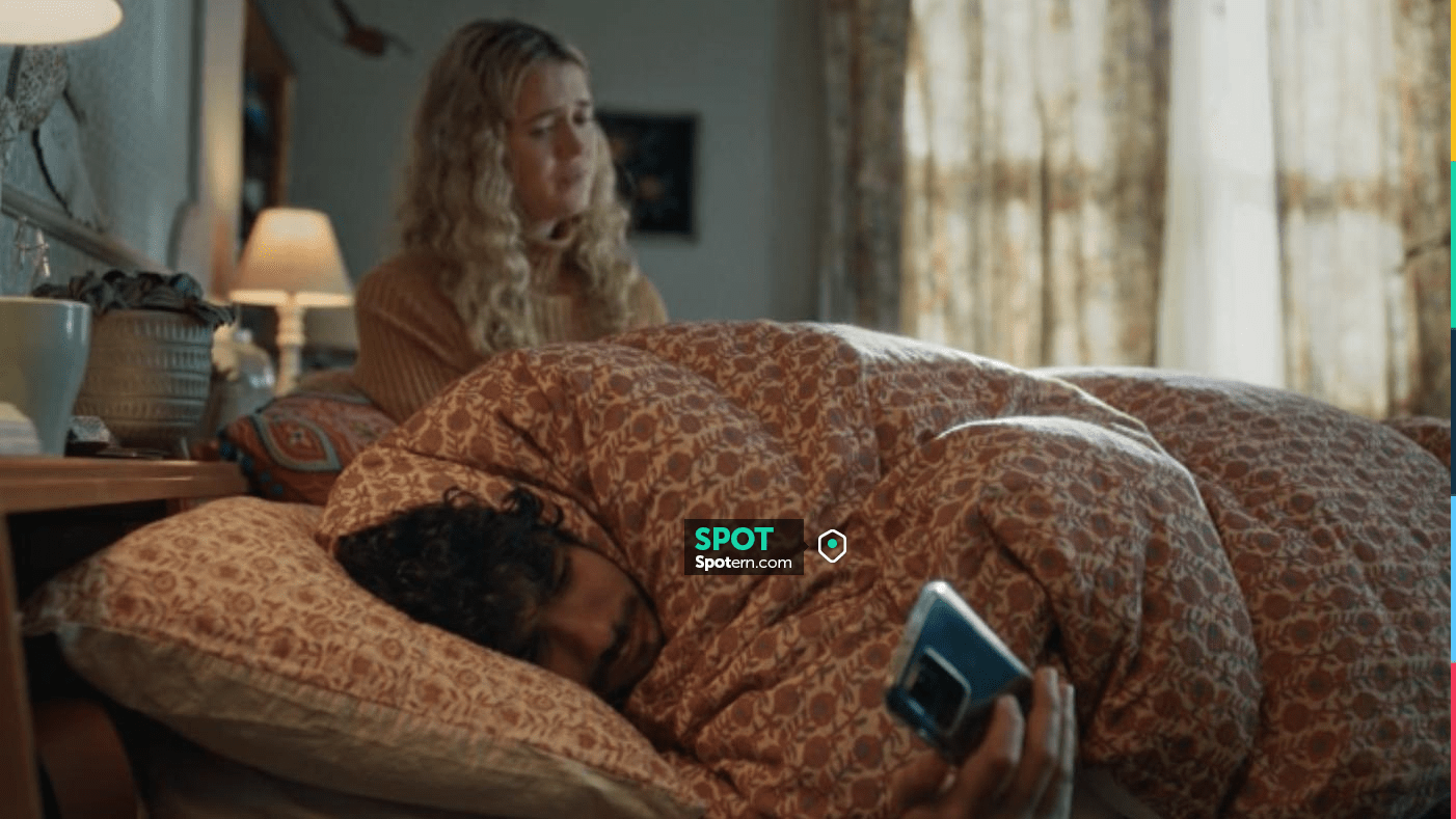 La parure de lit de Carrie (Sofia Oxenham) et Kash (Bilal Hasna) dans la série Extraordinary ...