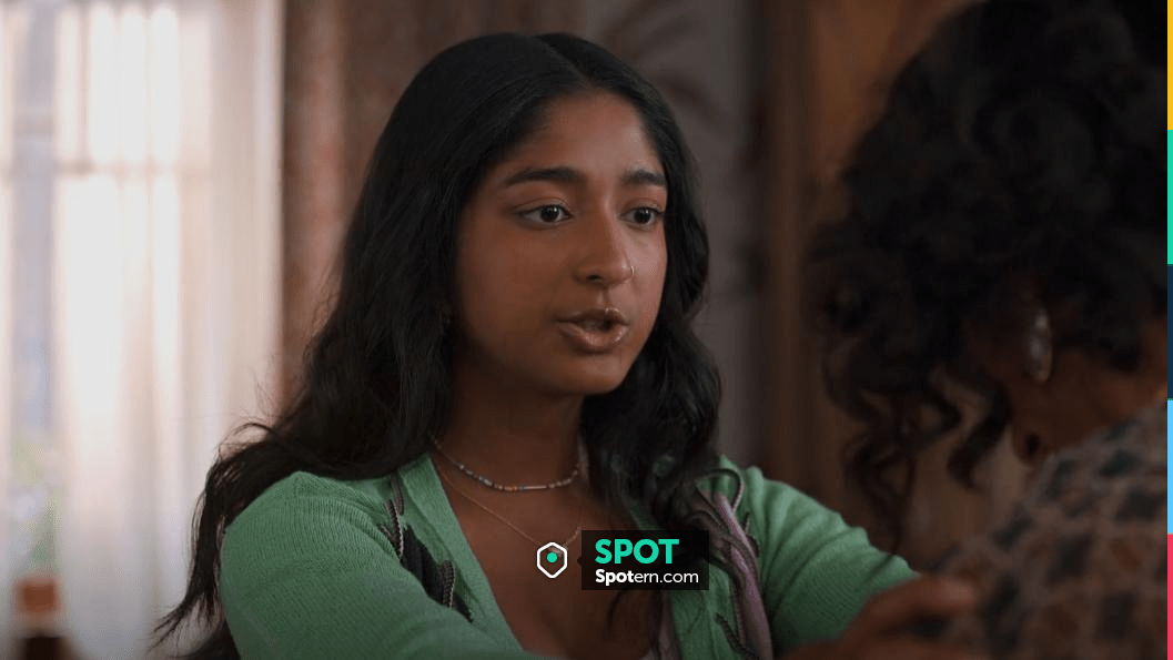 Collier pendentif papillon Madewell porté par Devi Vishwakumar ...