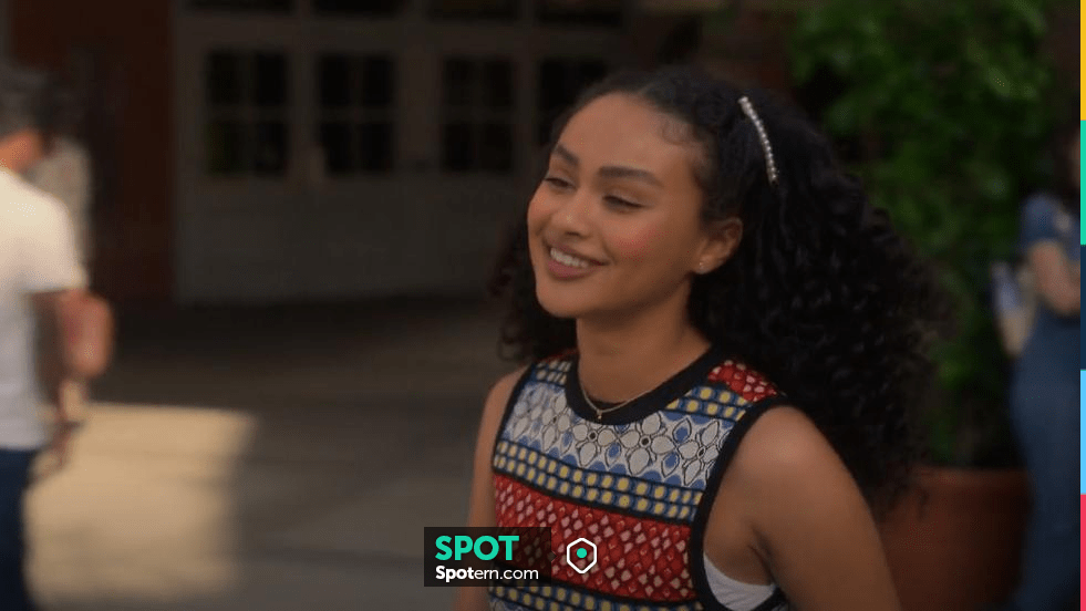 Alice + Olivia Coryn Coquille à col rond imprimée portée par Kiela Hall ...