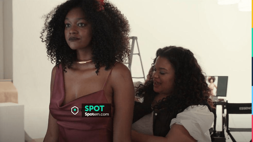 BHLDN August Satin Charmeuse Robe Midi portée par Chevion (Candyce Adkins) comme on le voit dans ...