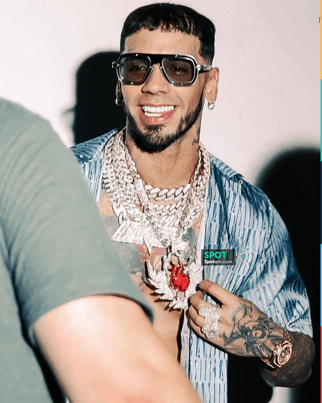 Camisa degradada con el logotipo azul y plateado de Amiri usada por ...