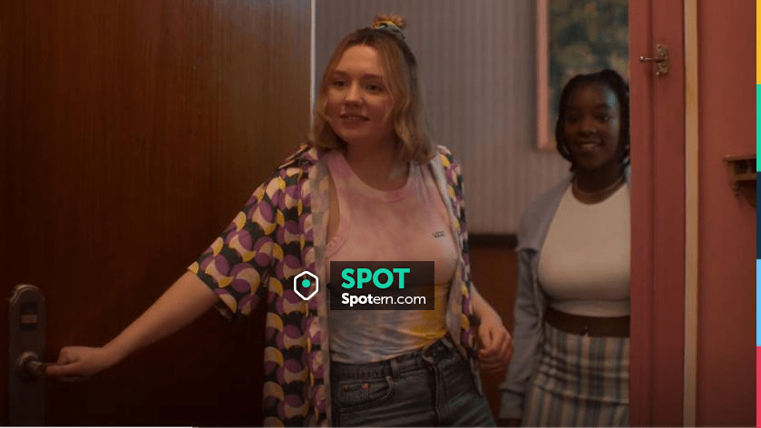 Urban Revivo Relaxed Shirt in Retro Bright Print worn by Darcy Olsson ...