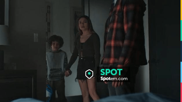 Zara High-Rise Den­im Shorts worn by Blake Navarro (Bella Shepard) as ...