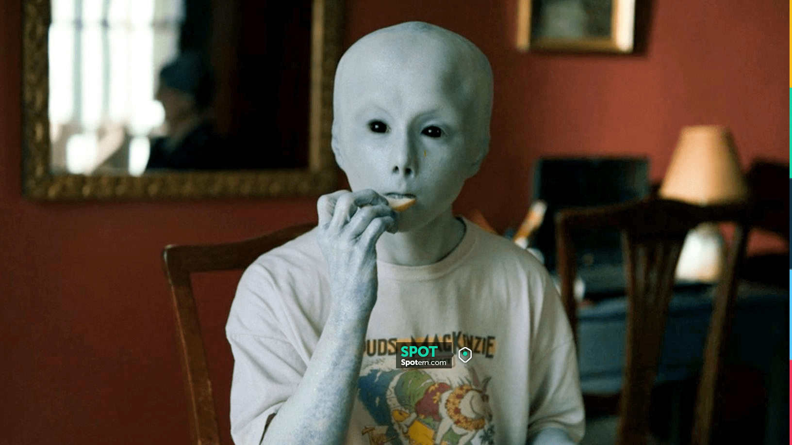 Spuds Mackenzie, camiseta gráfica de Bud Light Party Animal usada por Jules (Jade Quon) en la ...