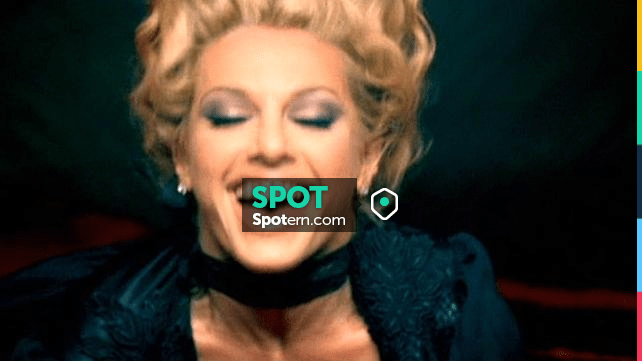 Pendientes usados por Lisa Ligon en el video musical de Hot Mama por ...