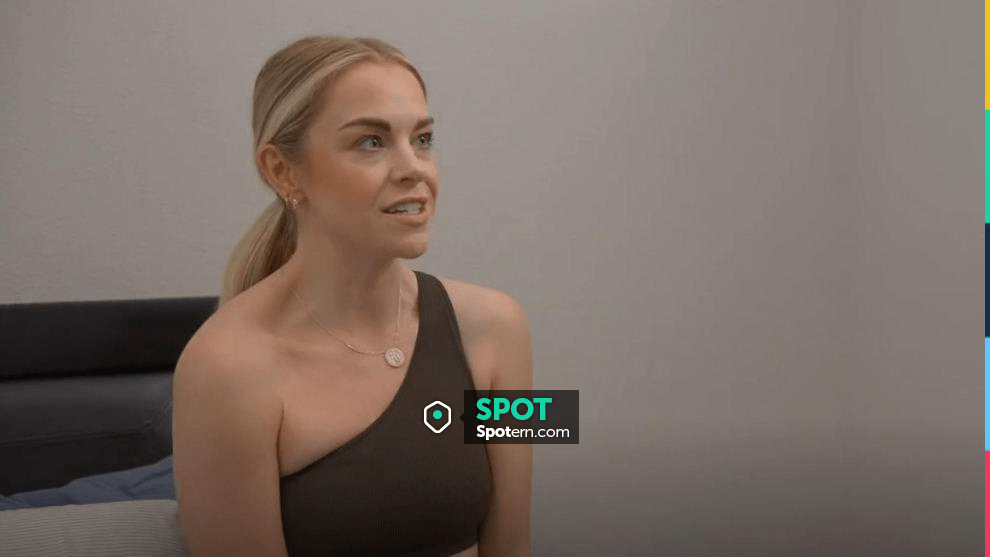 Oqq Côtelé Un haut d’épaule porté par Stacy Snyder vu dans Love Is ...