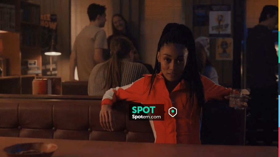 Combinaison Adidas 'ski chic' en rouge portée par Lexi (Mercedes Morris ...