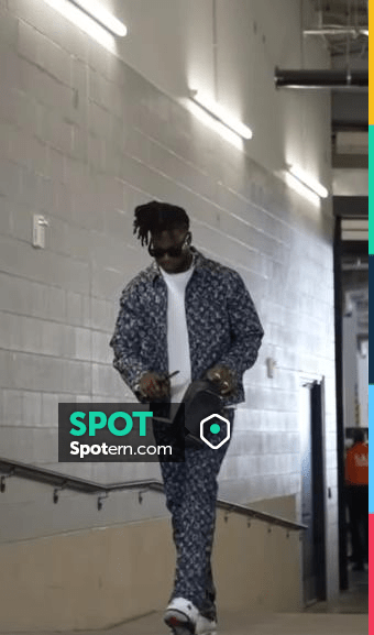 Louis Vuitton Graphite Damier Trousse de toilette portée par Davante ...