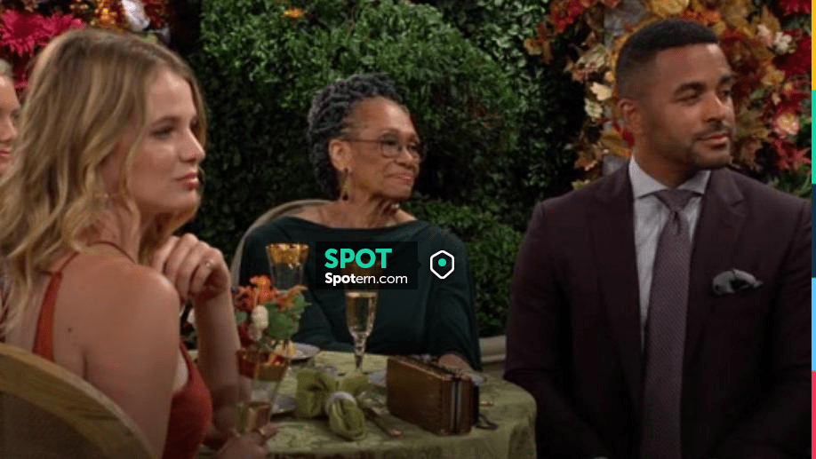 Betsy & Adam Drape Sleeves Trumpet Evening Gown usado por Mamie Johnson ...