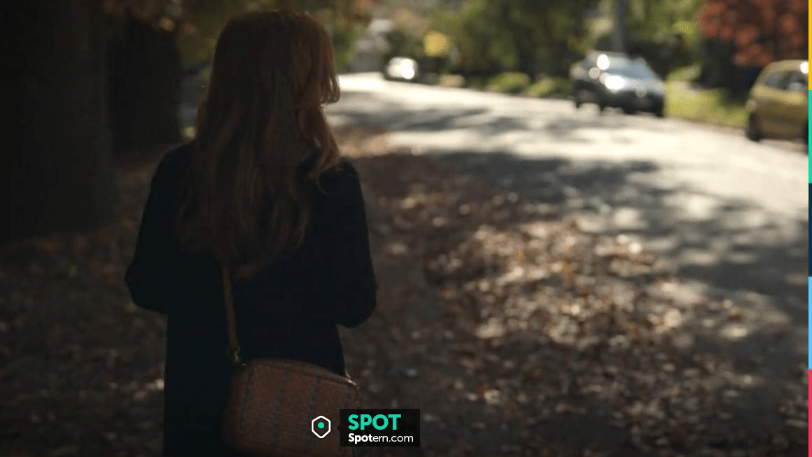 Clare V Marisol Bag worn by Mary (Isla Fisher) as seen in Wolf Like Me ...